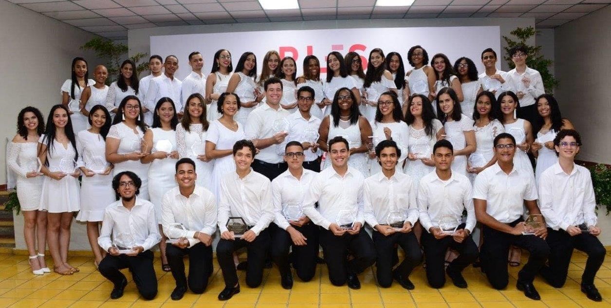 Instituto Tecnológico de Santo Domingo - Mary Fernández: receiving a ...